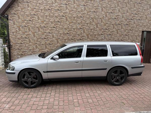Grey Volvo V70 2004 in Vilkaviskis, with an engine capacity of 2.52 L and mileage of 272 thousand km for 8900 €, photo 2 on AUTOMOTO.COM.LV