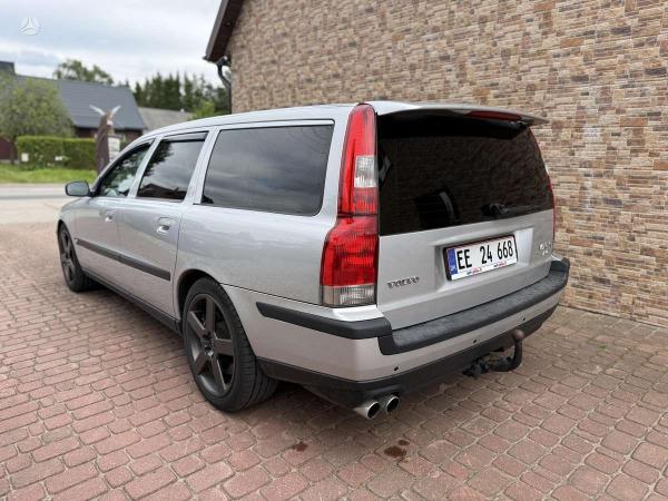 Grey Volvo V70 2004 in Vilkaviskis, with an engine capacity of 2.52 L and mileage of 272 thousand km for 8900 €, photo 3 on AUTOMOTO.COM.LV