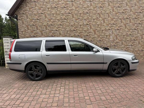 Grey Volvo V70 2004 in Vilkaviskis, with an engine capacity of 2.52 L and mileage of 272 thousand km for 8900 €, photo 6 on AUTOMOTO.COM.LV