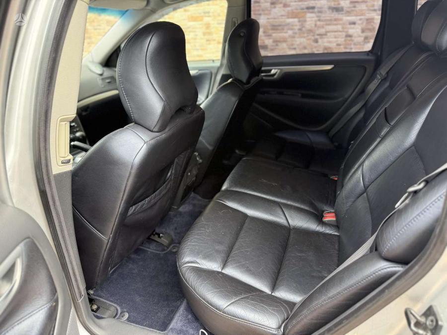Grey Volvo V70 2004 in Vilkaviskis, with an engine capacity of 2.52 L and mileage of 272 thousand km for 8900 €, photo 10 on AUTOMOTO.COM.LV