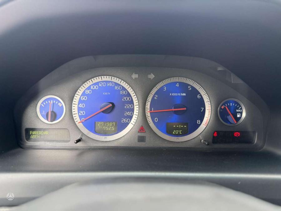 Grey Volvo V70 2004 in Vilkaviskis, with an engine capacity of 2.52 L and mileage of 272 thousand km for 8900 €, photo 14 on AUTOMOTO.COM.LV