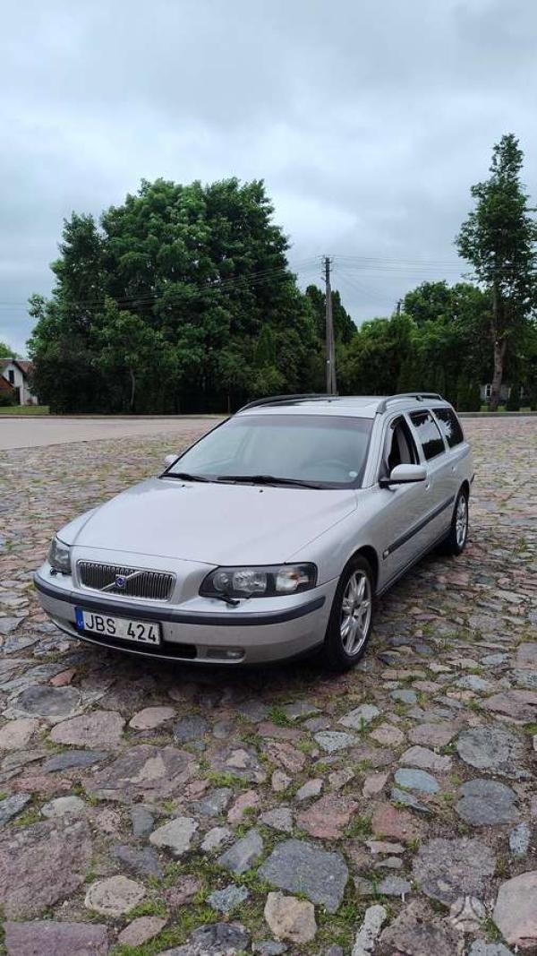 Grey Volvo V70 2004 in Jurbarkas, with an engine capacity of 2.40 L and mileage of 404 thousand km for 2000 €, photo 2 on AUTOMOTO.COM.LV