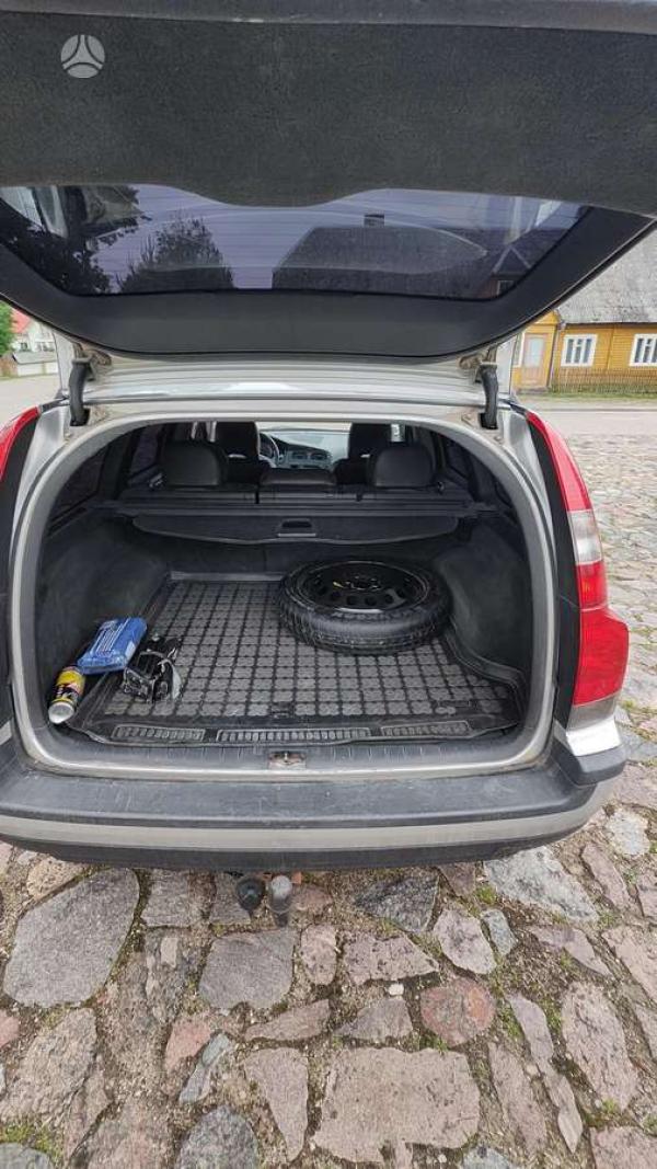 Grey Volvo V70 2004 in Jurbarkas, with an engine capacity of 2.40 L and mileage of 404 thousand km for 2000 €, photo 7 on AUTOMOTO.COM.LV