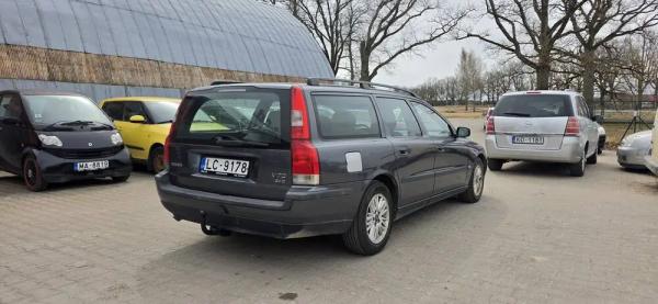 Серый Вольво В70 2004 в Валмиера, объемом двигателя 2.40 л и пробегом 428 тыс. км за 1450 €, фото 3 на AUTOMOTO.COM.LV