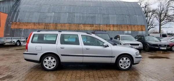 Grey Volvo V70 2004 in Valmiera, with an engine capacity of 0.00 L and mileage of 343 thousand km for 1750 €, photo 2 on AUTOMOTO.COM.LV