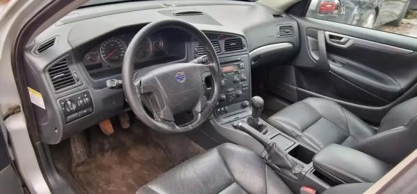 Grey Volvo V70 2004 in Valmiera, with an engine capacity of 0.00 L and mileage of 343 thousand km for 1750 €, photo 8 on AUTOMOTO.COM.LV