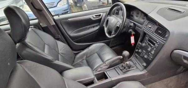Grey Volvo V70 2004 in Valmiera, with an engine capacity of 0.00 L and mileage of 343 thousand km for 1750 €, photo 10 on AUTOMOTO.COM.LV
