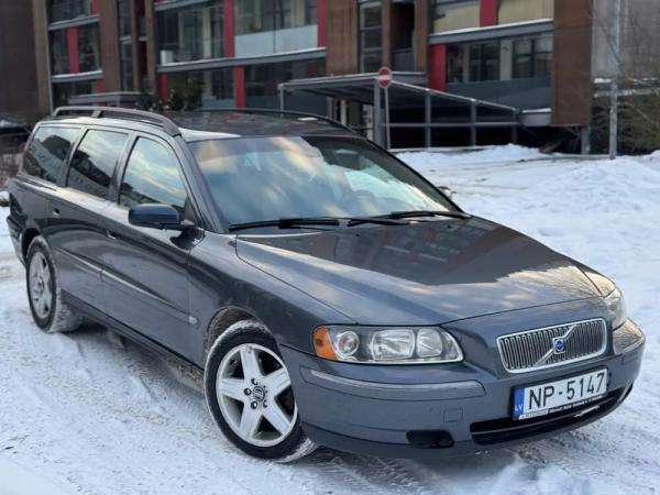 Grey Volvo V70 2004 in Riga, with an engine capacity of 2.40 L and mileage of 471 thousand km for 1490 €, photo 1 on AUTOMOTO.COM.LV