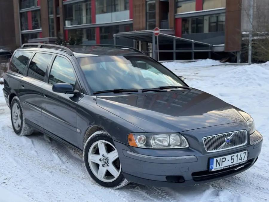 Grey Volvo V70 2004 in Riga, with an engine capacity of 2.40 L and mileage of 471 thousand km for 1490 €, photo 1 on AUTOMOTO.COM.LV