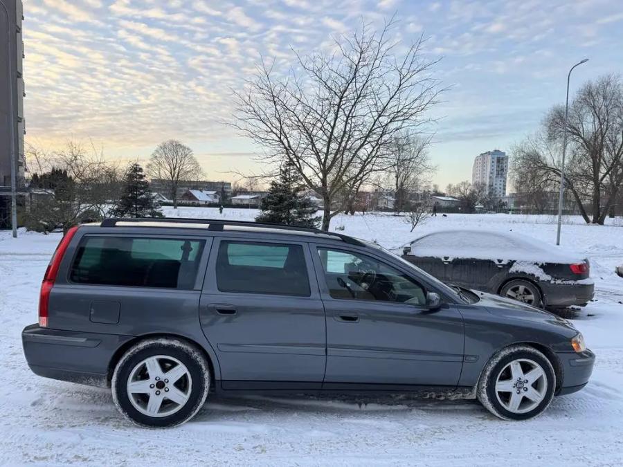 Grey Volvo V70 2004 in Riga, with an engine capacity of 2.40 L and mileage of 471 thousand km for 1490 €, photo 3 on AUTOMOTO.COM.LV