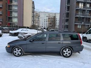 Grey Volvo V70 2004 in Riga, with an engine capacity of 2.40 L and mileage of 471 thousand km for 1490 €, photo 4 on AUTOMOTO.COM.LV