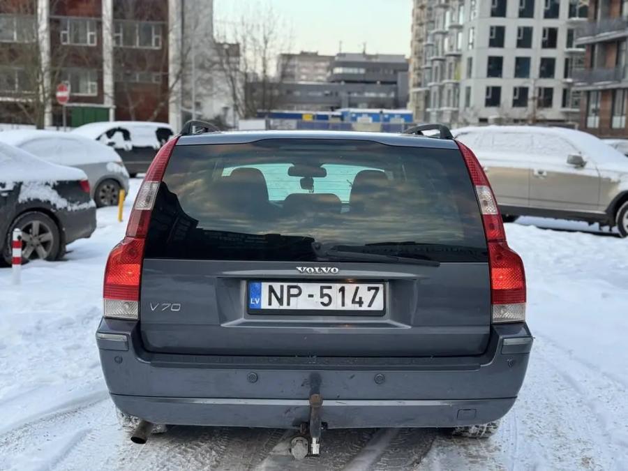 Grey Volvo V70 2004 in Riga, with an engine capacity of 2.40 L and mileage of 471 thousand km for 1490 €, photo 5 on AUTOMOTO.COM.LV