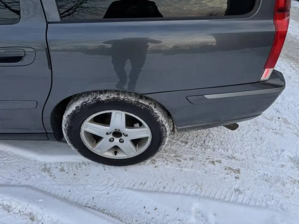 Grey Volvo V70 2004 in Riga, with an engine capacity of 2.40 L and mileage of 471 thousand km for 1490 €, photo 8 on AUTOMOTO.COM.LV