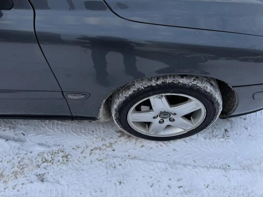 Grey Volvo V70 2004 in Riga, with an engine capacity of 2.40 L and mileage of 471 thousand km for 1490 €, photo 11 on AUTOMOTO.COM.LV