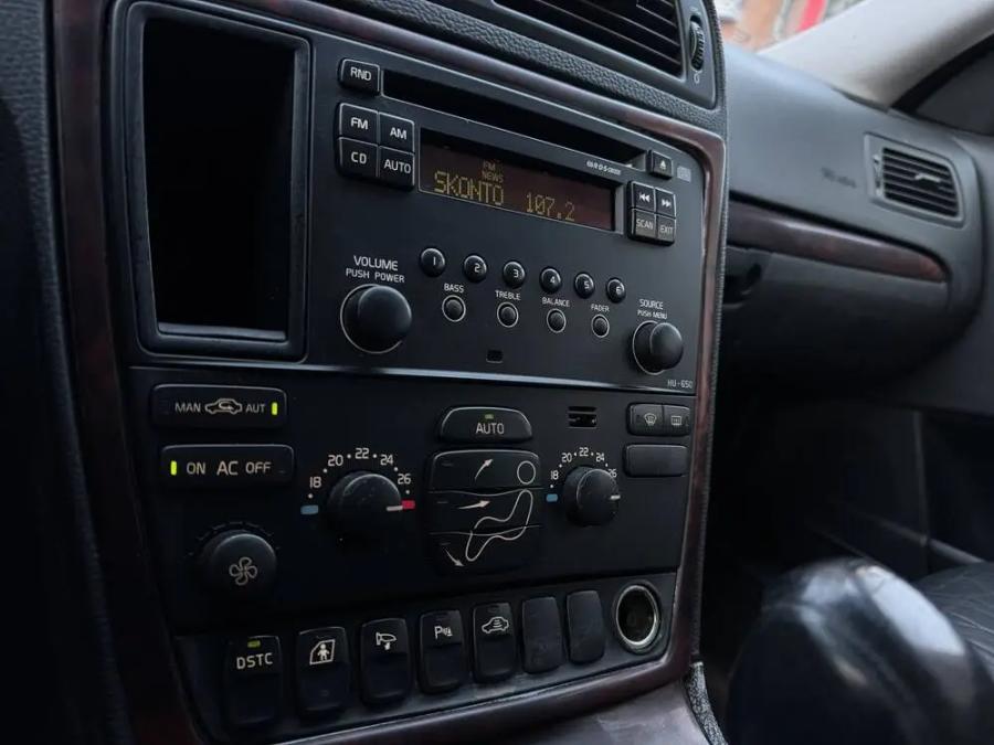Grey Volvo V70 2004 in Riga, with an engine capacity of 2.40 L and mileage of 471 thousand km for 1490 €, photo 16 on AUTOMOTO.COM.LV