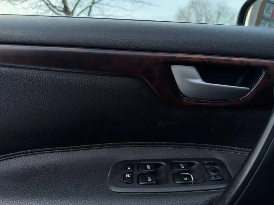 Grey Volvo V70 2004 in Riga, with an engine capacity of 2.40 L and mileage of 471 thousand km for 1490 €, photo 22 on AUTOMOTO.COM.LV