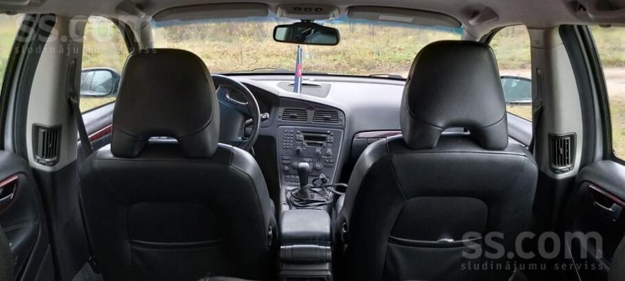 Grey Volvo V70 2004 in Balvi, with an engine capacity of 2.40 L and mileage of 401 thousand km for 1400 €, photo 3 on AUTOMOTO.COM.LV