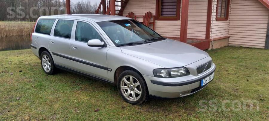 Grey Volvo V70 2004 in Balvi, with an engine capacity of 2.40 L and mileage of 401 thousand km for 1400 €, photo 5 on AUTOMOTO.COM.LV