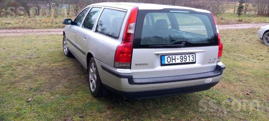 Grey Volvo V70 2004 in Balvi, with an engine capacity of 2.40 L and mileage of 401 thousand km for 1400 €, photo 7 on AUTOMOTO.COM.LV