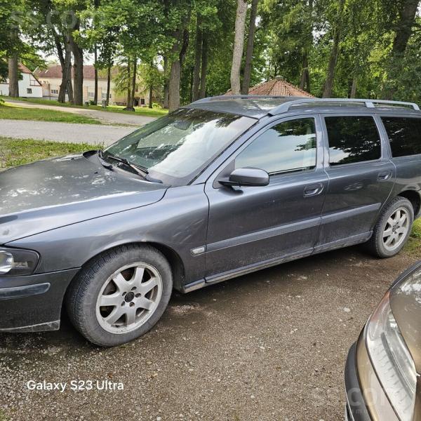 Grey Volvo V70 2004 in Tukums, with an engine capacity of 2.40 L and mileage of 388 thousand km for 500 €, photo 1 on AUTOMOTO.COM.LV