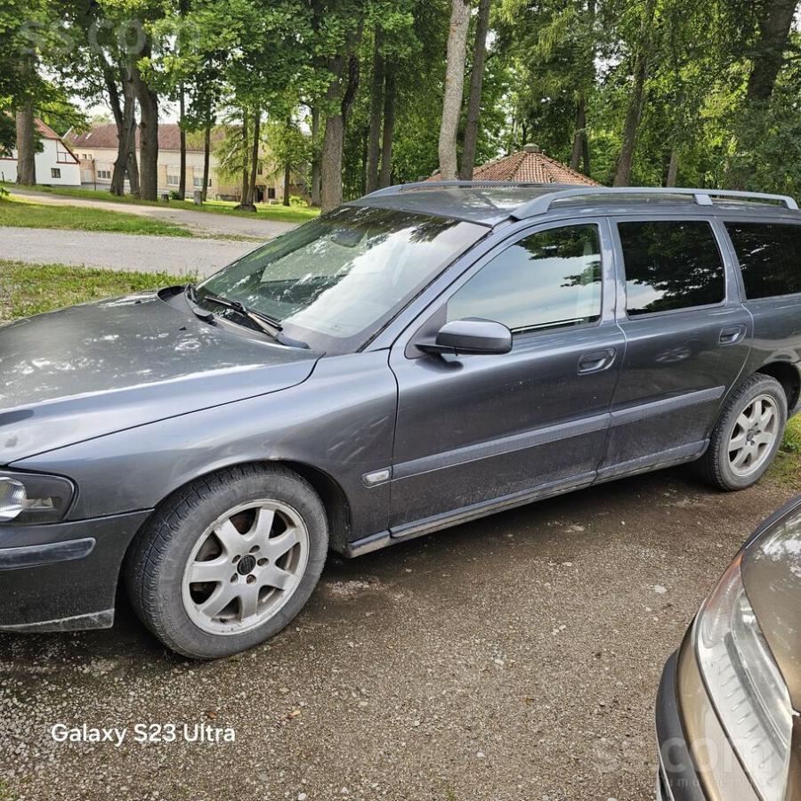 Grey Volvo V70 2004 in Tukums, with an engine capacity of 2.40 L and mileage of 388 thousand km for 500 €, photo 1 on AUTOMOTO.COM.LV