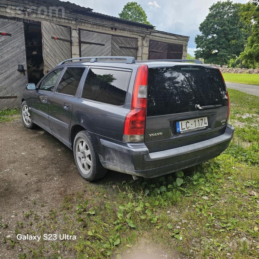 Grey Volvo V70 2004 in Tukums, with an engine capacity of 2.40 L and mileage of 388 thousand km for 500 €, photo 3 on AUTOMOTO.COM.LV