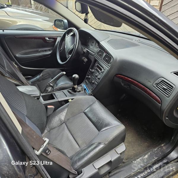 Grey Volvo V70 2004 in Tukums, with an engine capacity of 2.40 L and mileage of 388 thousand km for 500 €, photo 6 on AUTOMOTO.COM.LV