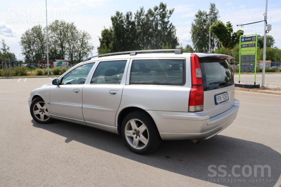 Grey Volvo V70 2004 in Riga, with an engine capacity of 2.40 L and mileage of 278 thousand km for 2490 €, photo 4 on AUTOMOTO.COM.LV