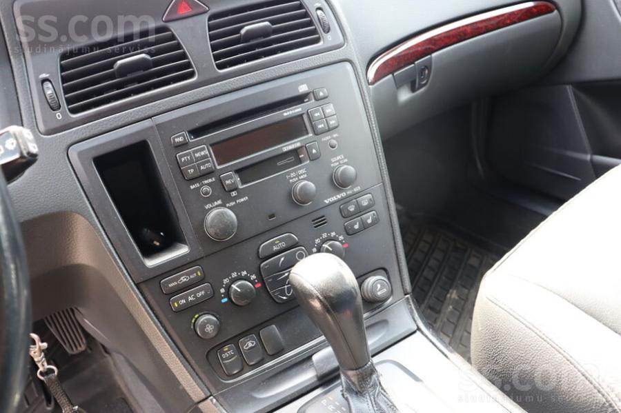 Grey Volvo V70 2004 in Riga, with an engine capacity of 2.40 L and mileage of 278 thousand km for 2490 €, photo 11 on AUTOMOTO.COM.LV