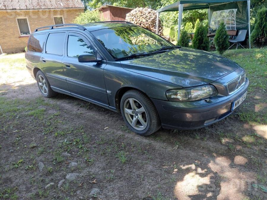 Grey Volvo V70 2004 in Jelgava, with an engine capacity of 2.40 L and mileage of 386 thousand km for 1600 €, photo 1 on AUTOMOTO.COM.LV