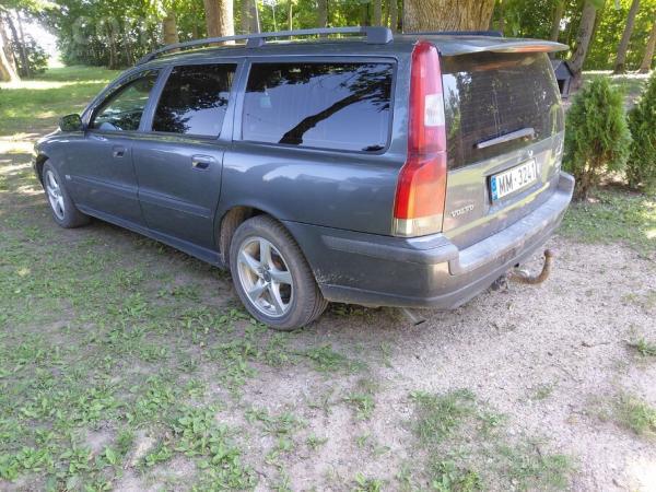 Grey Volvo V70 2004 in Jelgava, with an engine capacity of 2.40 L and mileage of 386 thousand km for 1600 €, photo 2 on AUTOMOTO.COM.LV