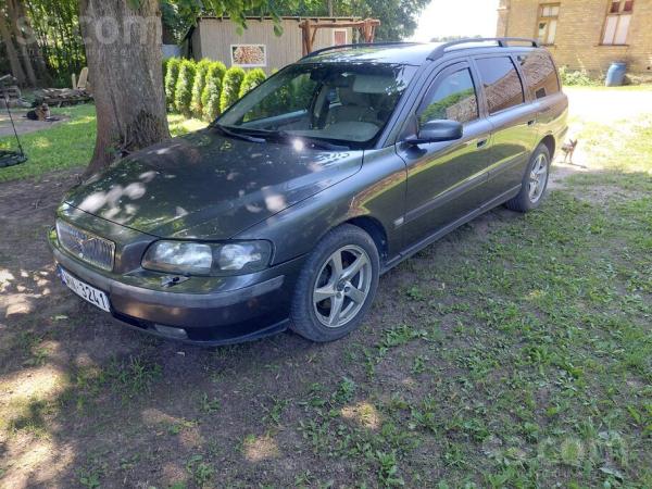 Grey Volvo V70 2004 in Jelgava, with an engine capacity of 2.40 L and mileage of 386 thousand km for 1600 €, photo 3 on AUTOMOTO.COM.LV