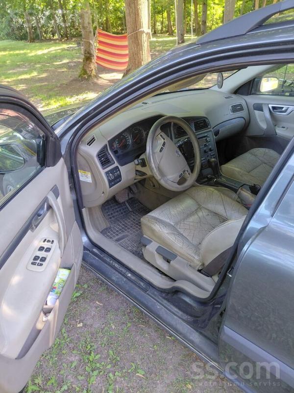 Grey Volvo V70 2004 in Jelgava, with an engine capacity of 2.40 L and mileage of 386 thousand km for 1600 €, photo 4 on AUTOMOTO.COM.LV