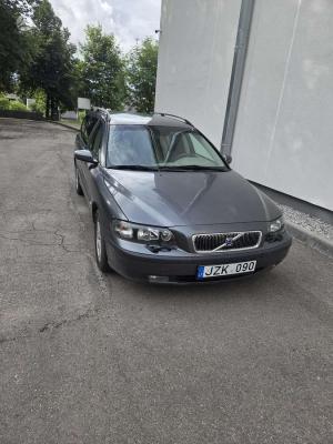 Pelēks Volvo V70 2004 Telšiai, ar dzinēja tilpumu 2.40 L un nobraukumu 315 tūkst. km par 1100 €, foto  vietnē AUTOMOTO.COM.LV