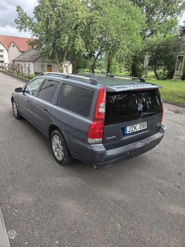 Pelēks Volvo V70 2004 Telšiai, ar dzinēja tilpumu 2.40 L un nobraukumu 315 tūkst. km par 1100 €, foto 3 vietnē AUTOMOTO.COM.LV
