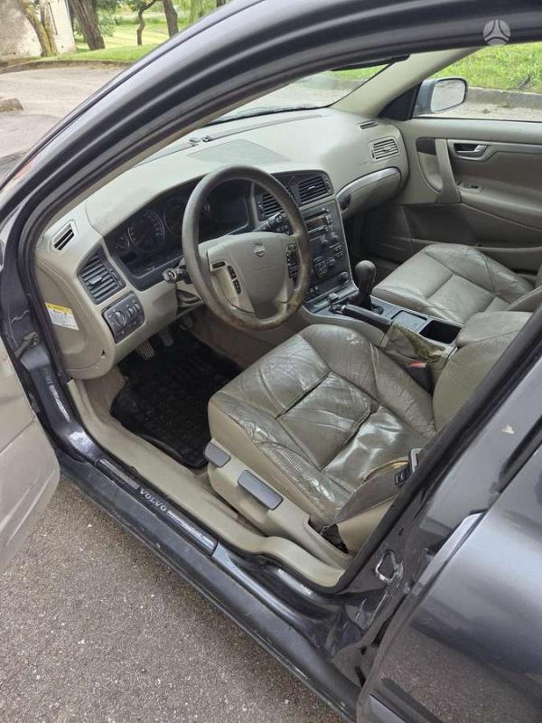 Pelēks Volvo V70 2004 Telšiai, ar dzinēja tilpumu 2.40 L un nobraukumu 315 tūkst. km par 1100 €, foto 5 vietnē AUTOMOTO.COM.LV