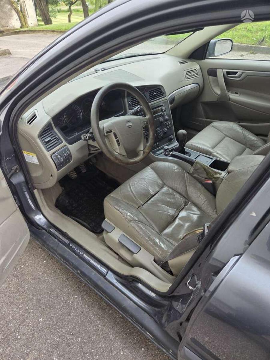 Pelēks Volvo V70 2004 Telšiai, ar dzinēja tilpumu 2.40 L un nobraukumu 315 tūkst. km par 1100 €, foto 6 vietnē AUTOMOTO.COM.LV
