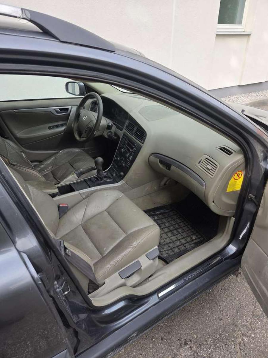 Pelēks Volvo V70 2004 Telšiai, ar dzinēja tilpumu 2.40 L un nobraukumu 315 tūkst. km par 1100 €, foto 7 vietnē AUTOMOTO.COM.LV