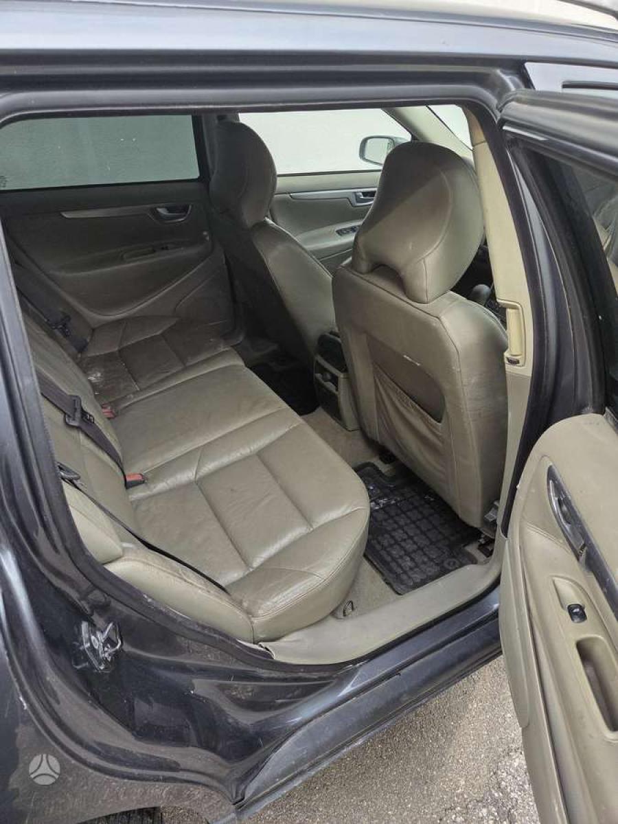 Pelēks Volvo V70 2004 Telšiai, ar dzinēja tilpumu 2.40 L un nobraukumu 315 tūkst. km par 1100 €, foto 8 vietnē AUTOMOTO.COM.LV