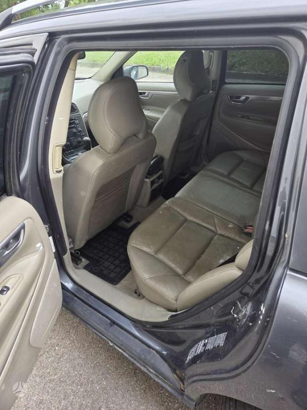 Pelēks Volvo V70 2004 Telšiai, ar dzinēja tilpumu 2.40 L un nobraukumu 315 tūkst. km par 1100 €, foto 8 vietnē AUTOMOTO.COM.LV