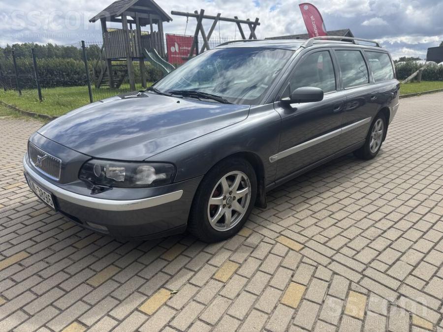 Grey Volvo V70 2004 in Talsi, with an engine capacity of 2.40 L and mileage of 534 thousand km for 1300 €, photo 1 on AUTOMOTO.COM.LV