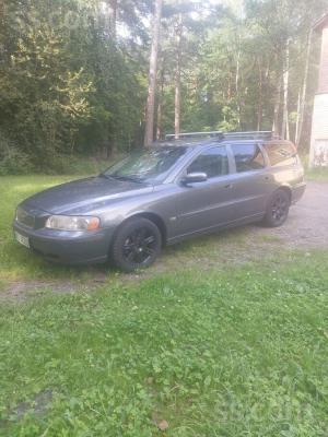 Pelēks Volvo V70 2004 Rīga, ar dzinēja tilpumu 2.40 L un nobraukumu 430 tūkst. km par 950 €, foto  vietnē AUTOMOTO.COM.LV