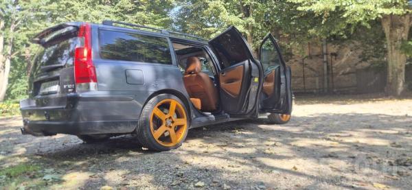 Grey Volvo V70 2004 in Riga, with an engine capacity of 2.50 L and mileage of 349 thousand km for 7500 €, photo 3 on AUTOMOTO.COM.LV