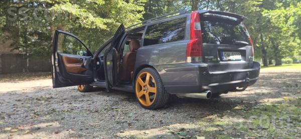 Grey Volvo V70 2004 in Riga, with an engine capacity of 2.50 L and mileage of 349 thousand km for 7500 €, photo 4 on AUTOMOTO.COM.LV