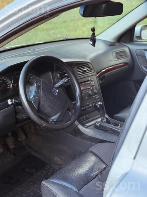 Pelēks Volvo V70 2004 Alūksne, ar dzinēja tilpumu 2.40 L un nobraukumu 515 tūkst. km par 1100 €, foto 4 vietnē AUTOMOTO.COM.LV