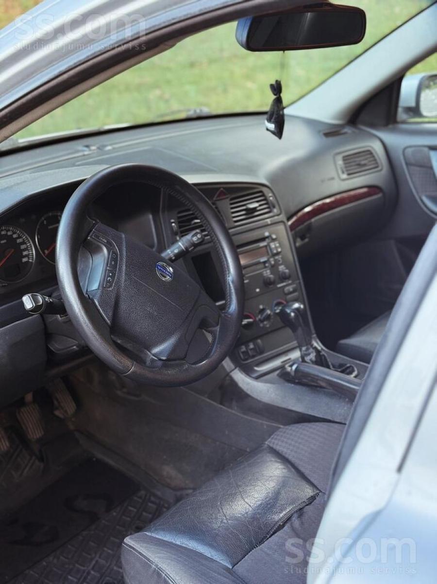 Pelēks Volvo V70 2004 Alūksne, ar dzinēja tilpumu 2.40 L un nobraukumu 515 tūkst. km par 1100 €, foto 4 vietnē AUTOMOTO.COM.LV