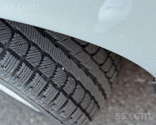 Pelēks Volvo V70 2004 Alūksne, ar dzinēja tilpumu 2.40 L un nobraukumu 515 tūkst. km par 1100 €, foto 5 vietnē AUTOMOTO.COM.LV