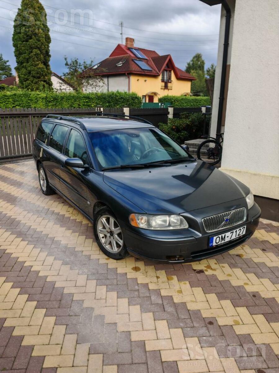 Pelēks Volvo V70 2004 Jelgava, ar dzinēja tilpumu 2.40 L un nobraukumu 0 tūkst. km par 950 €, foto 1 vietnē AUTOMOTO.COM.LV