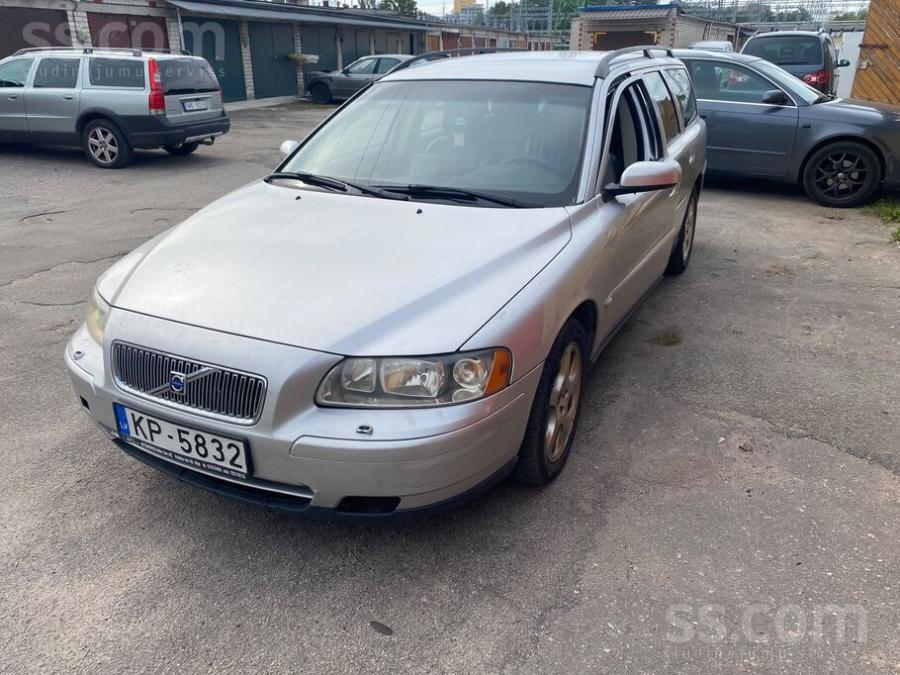 Серый Вольво В70 2004 в Рига, объемом двигателя 2.40 л и пробегом 405 тыс. км за 1150 €, фото 1 на AUTOMOTO.COM.LV