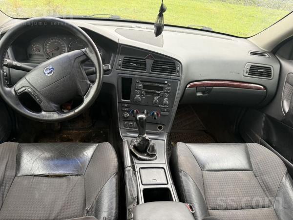 Grey Volvo V70 2004 in Rezekne, with an engine capacity of 2.40 L and mileage of 516 thousand km for 1150 €, photo 3 on AUTOMOTO.COM.LV